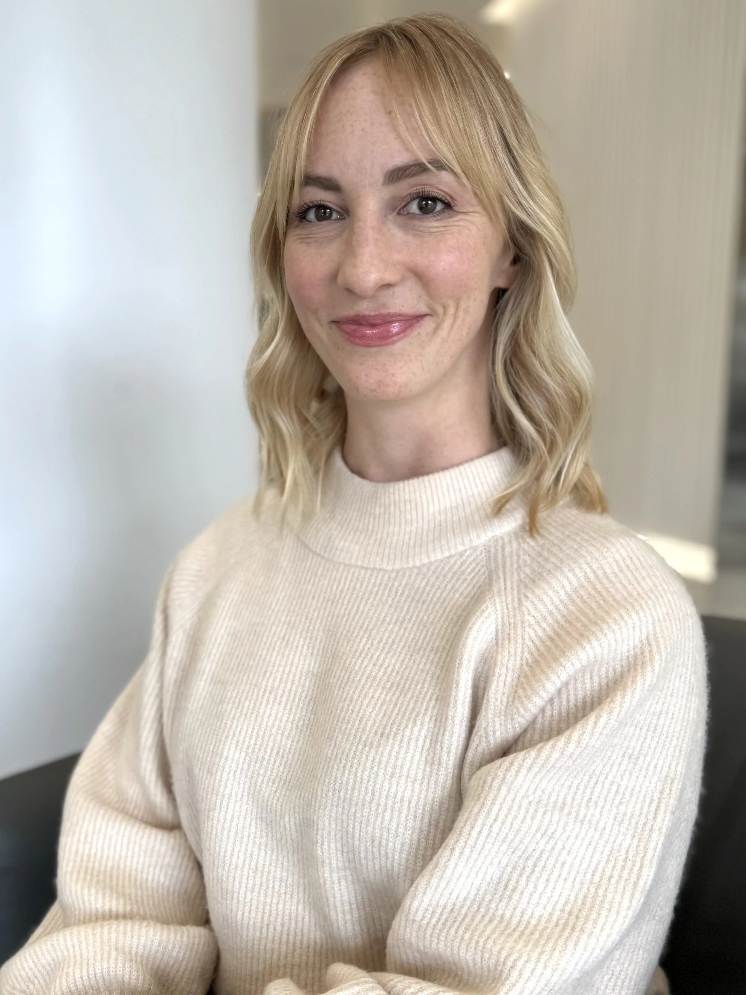 Madeleine Olson, AMFT — Stori