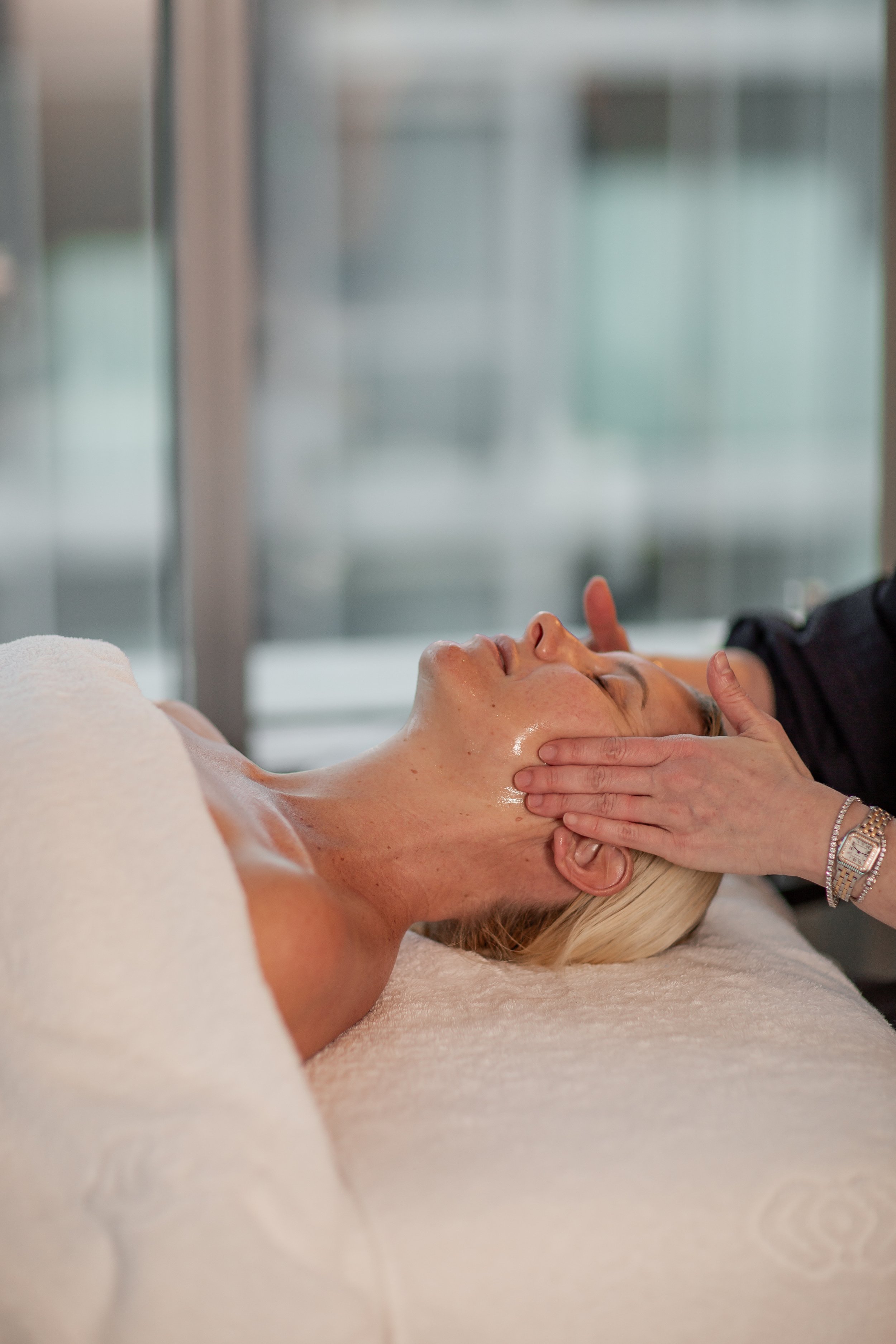 Contact — Isabella Loneragan Skin