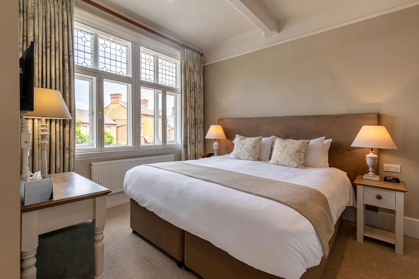 Deluxe Hotel Accommodation, Buckinghamshire — The Five Arrows
