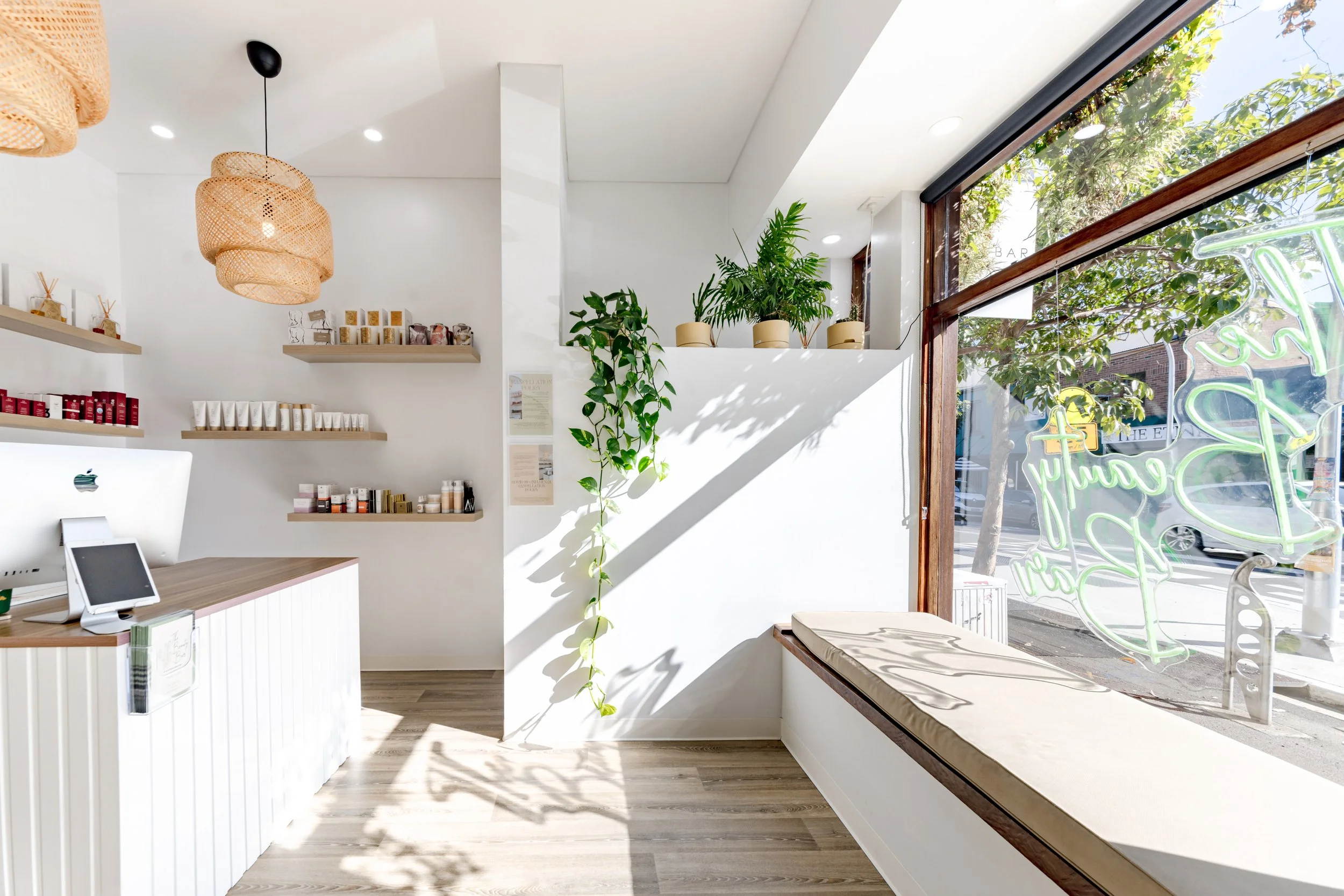 THE BEAUTY BAR