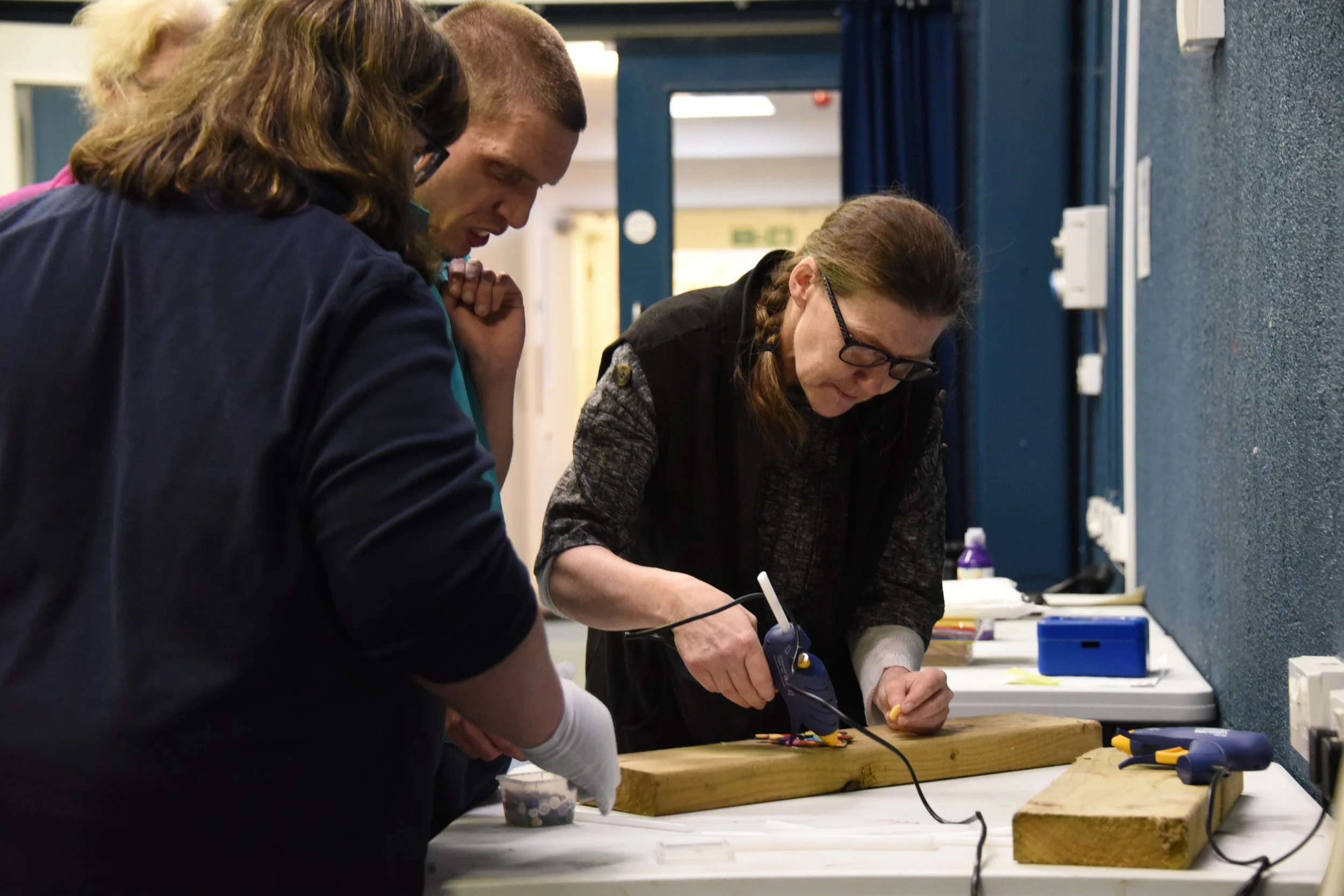 Staff — Celf o Gwmpas