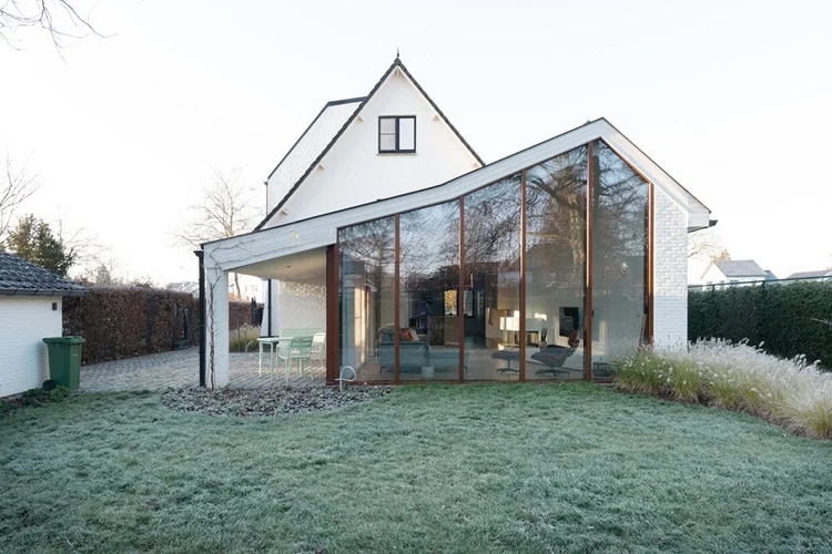 Spatie - verbouwing van een vrijstaande woning te Hasselt, Limburg — MAGMA architecten