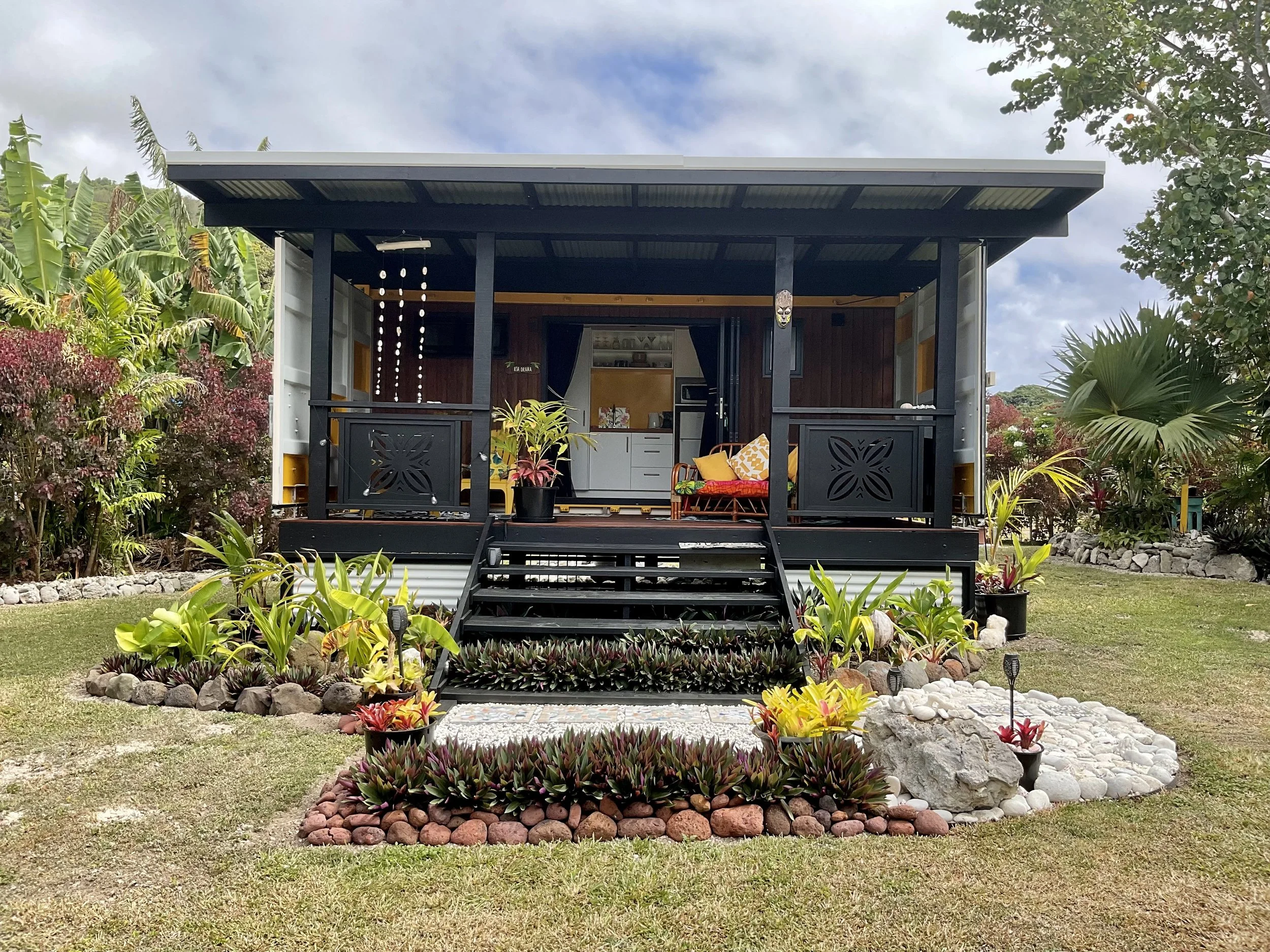 A one bedroom home surrounded by lush tropical gardens, minutes from ...