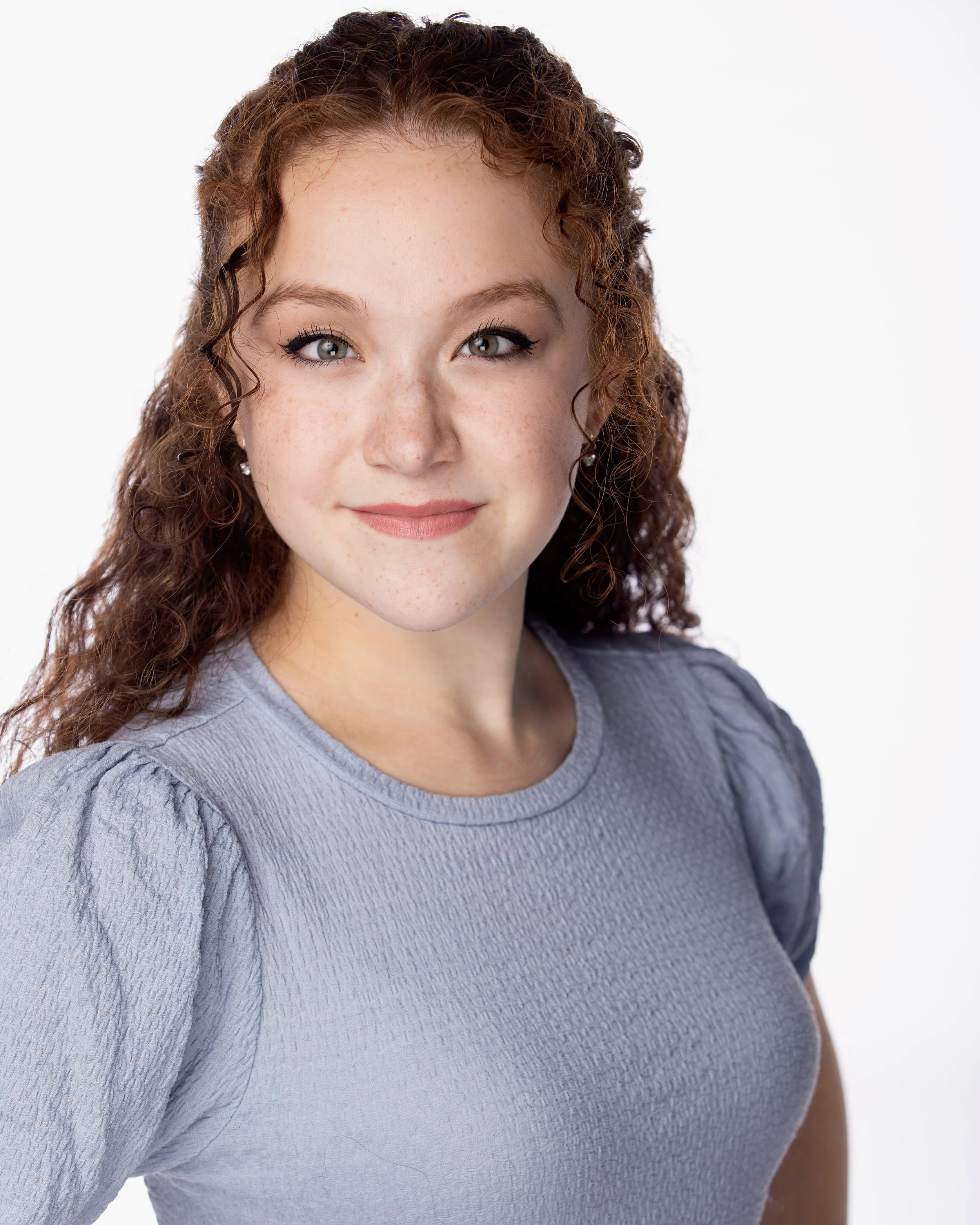 Headshot | Resume — Gabriela Moncivais