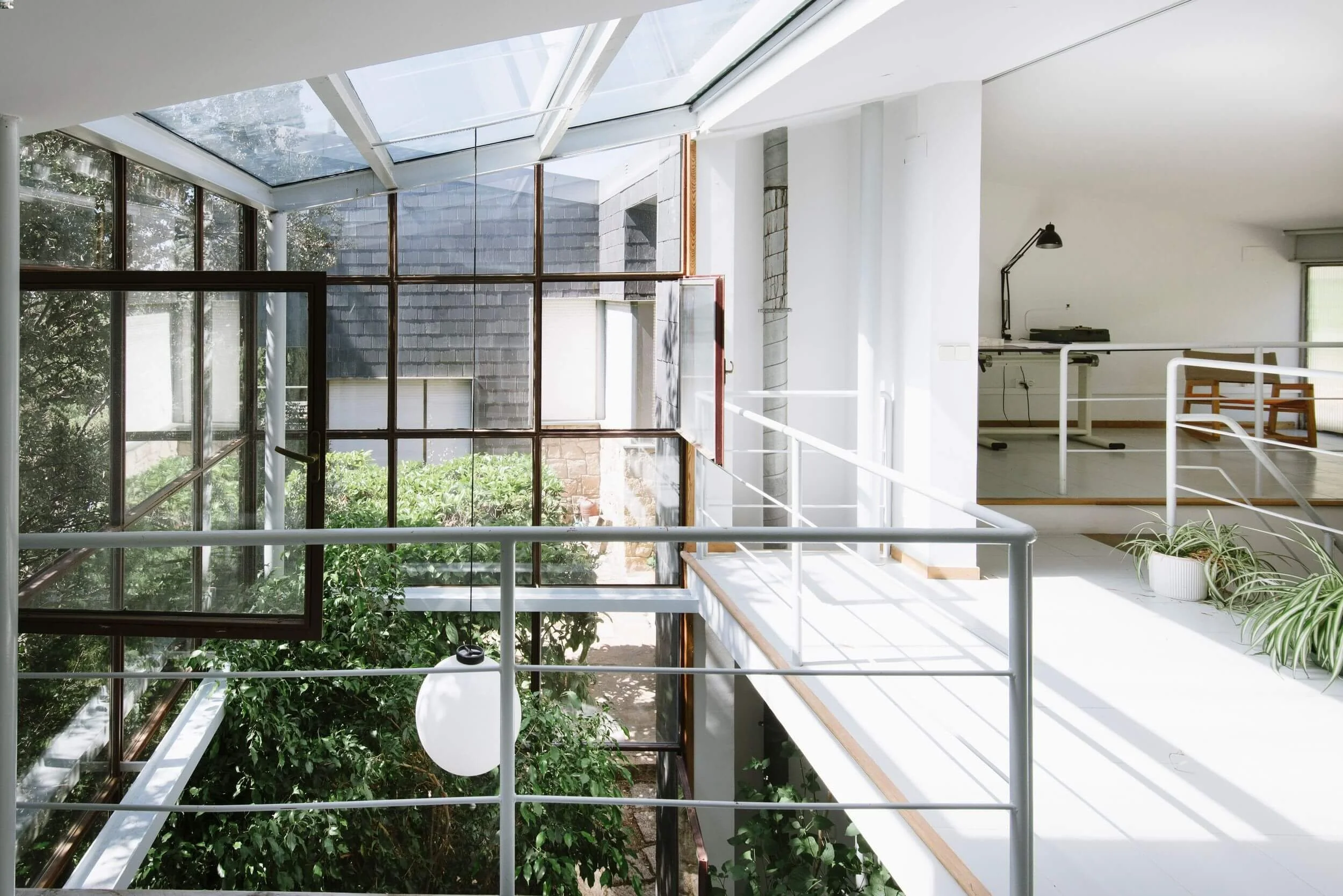 Invernadero bioclimático en un espacio de trabajo — Minima.bio