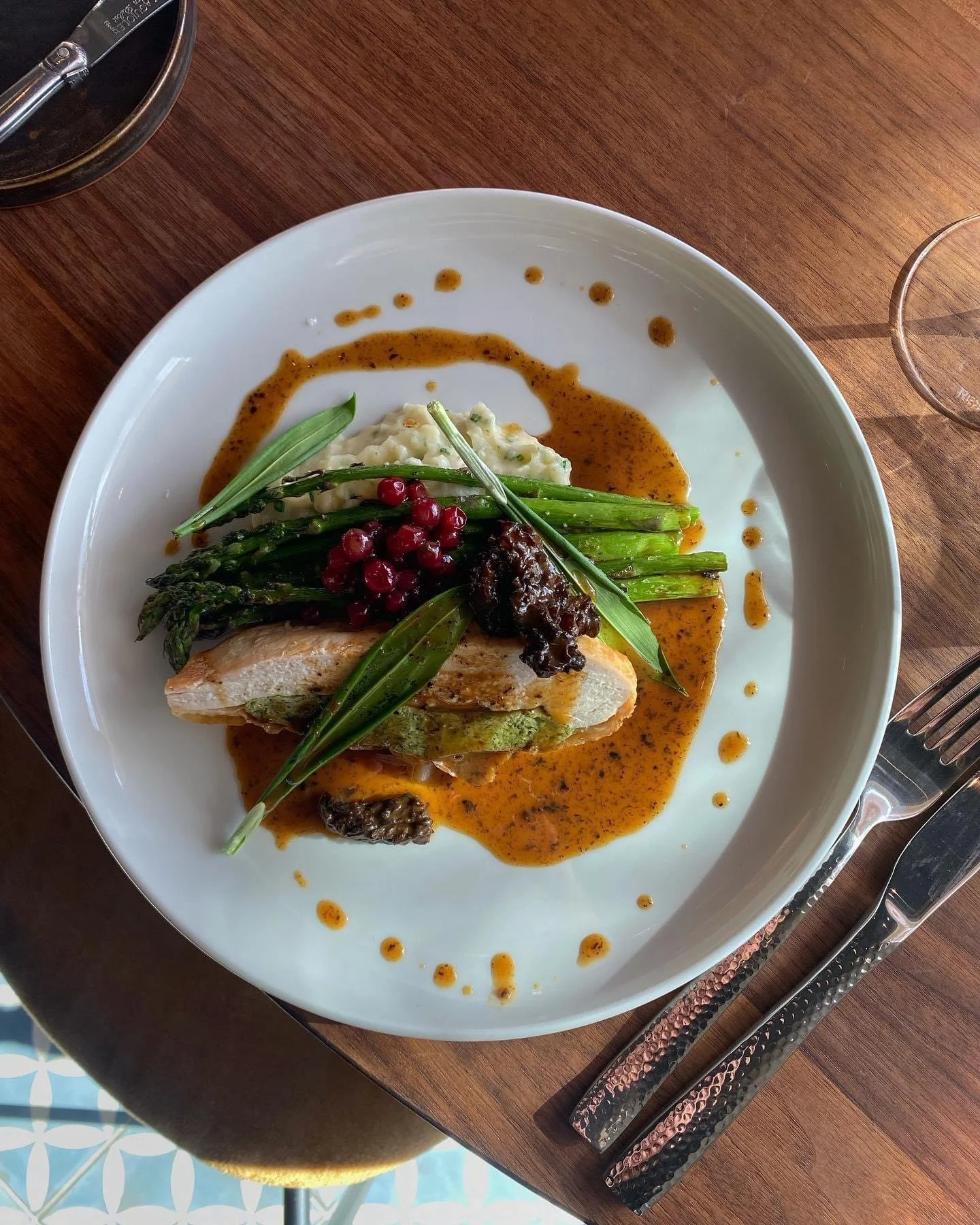 UNDA — Restaurant & lounge