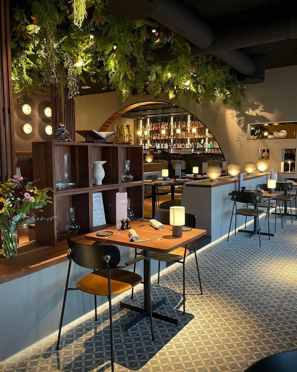 UNDA — Restaurant & lounge