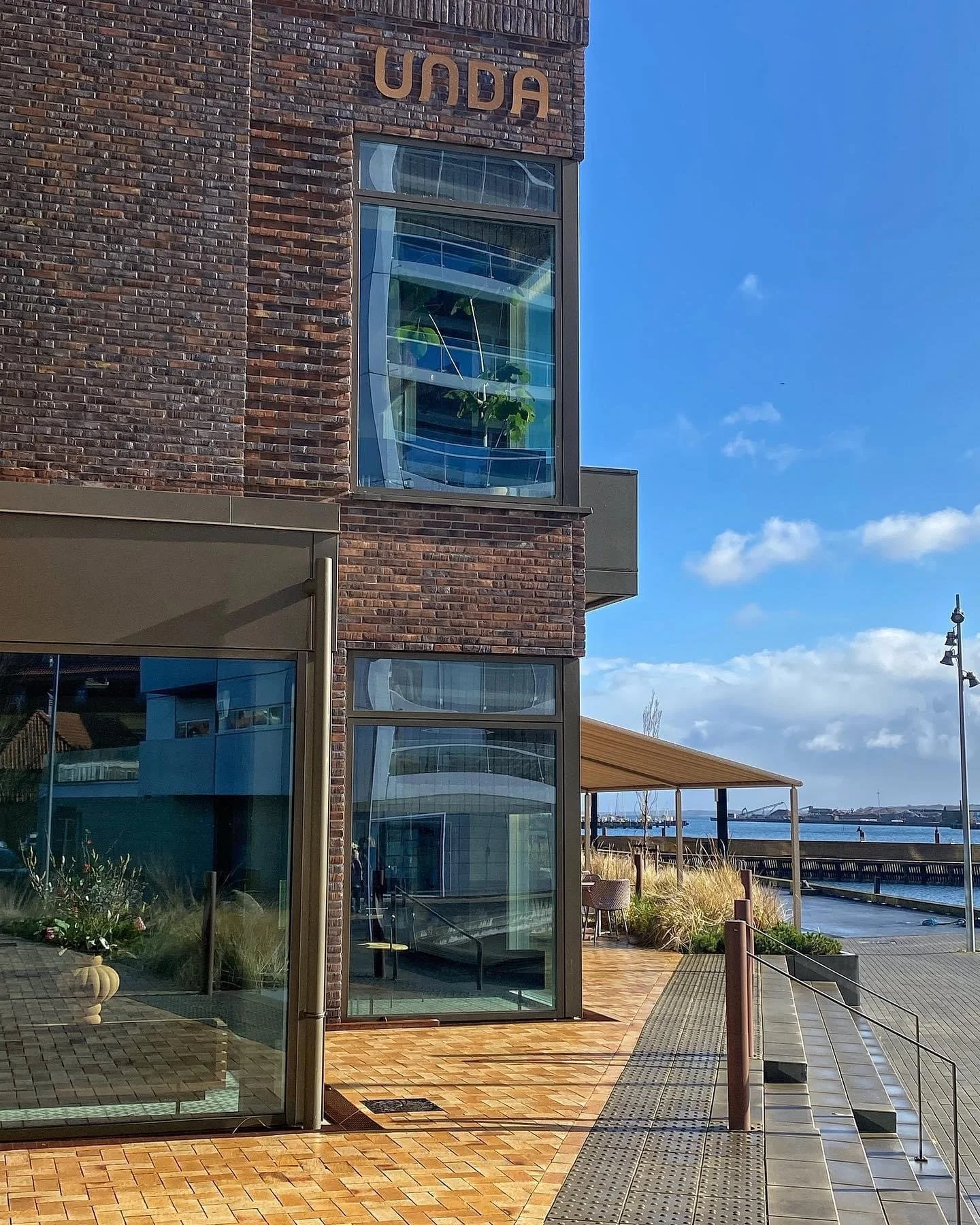 UNDA — Restaurant & lounge