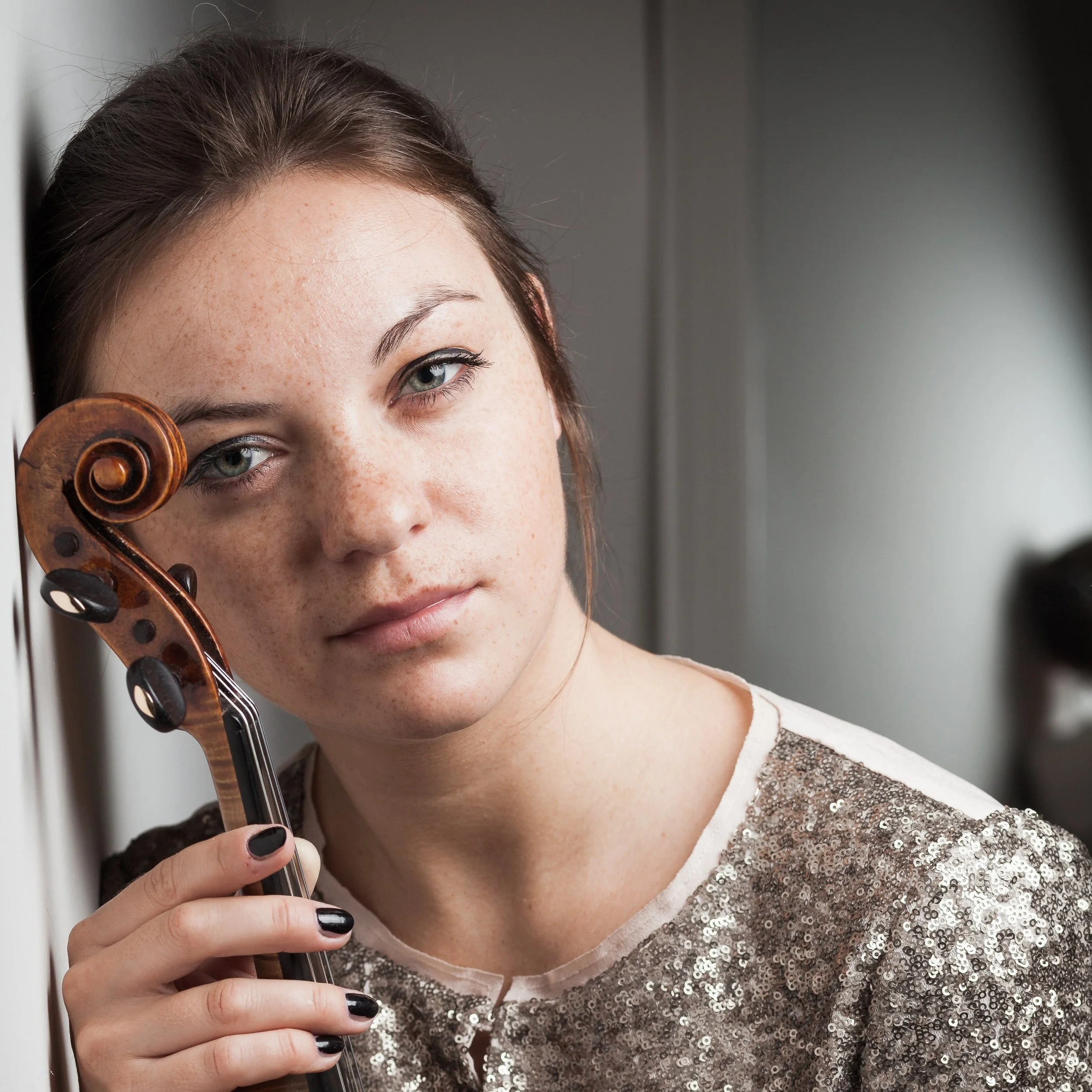 BIOGRAPHIEN — Salut Salon