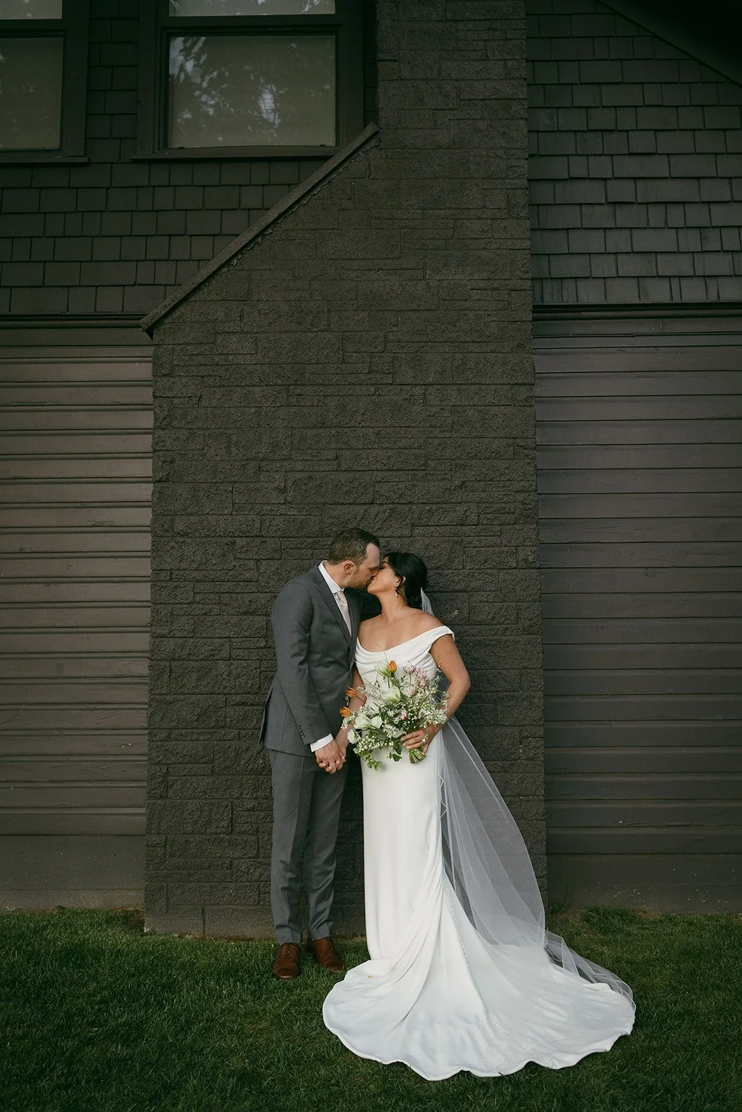 An Elegant Japandi-Style Wedding at a 120-Year-Old Property in Oregon ...