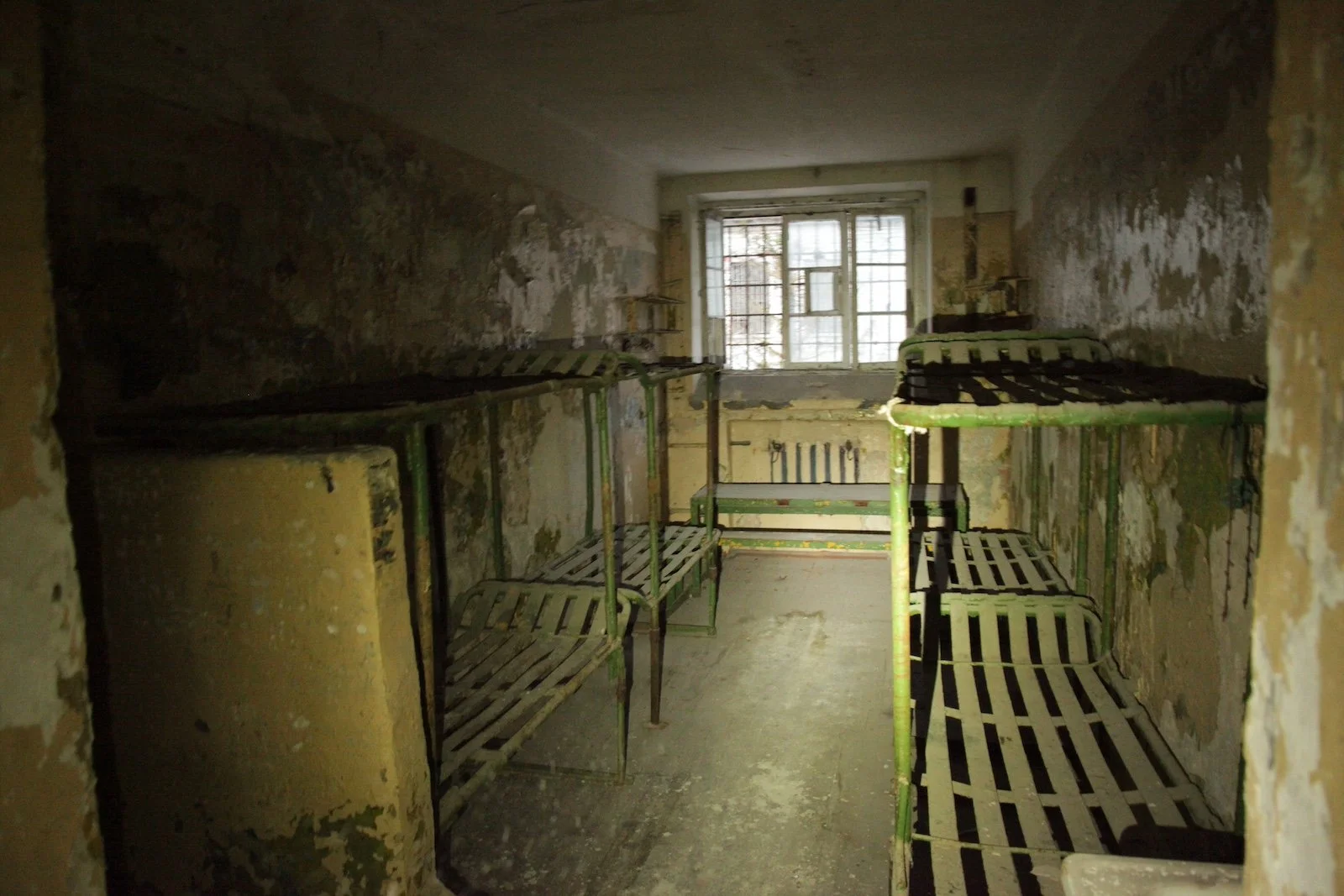 A tour around ‘The Battery’, an eerie, abandoned soviet prison with a ...