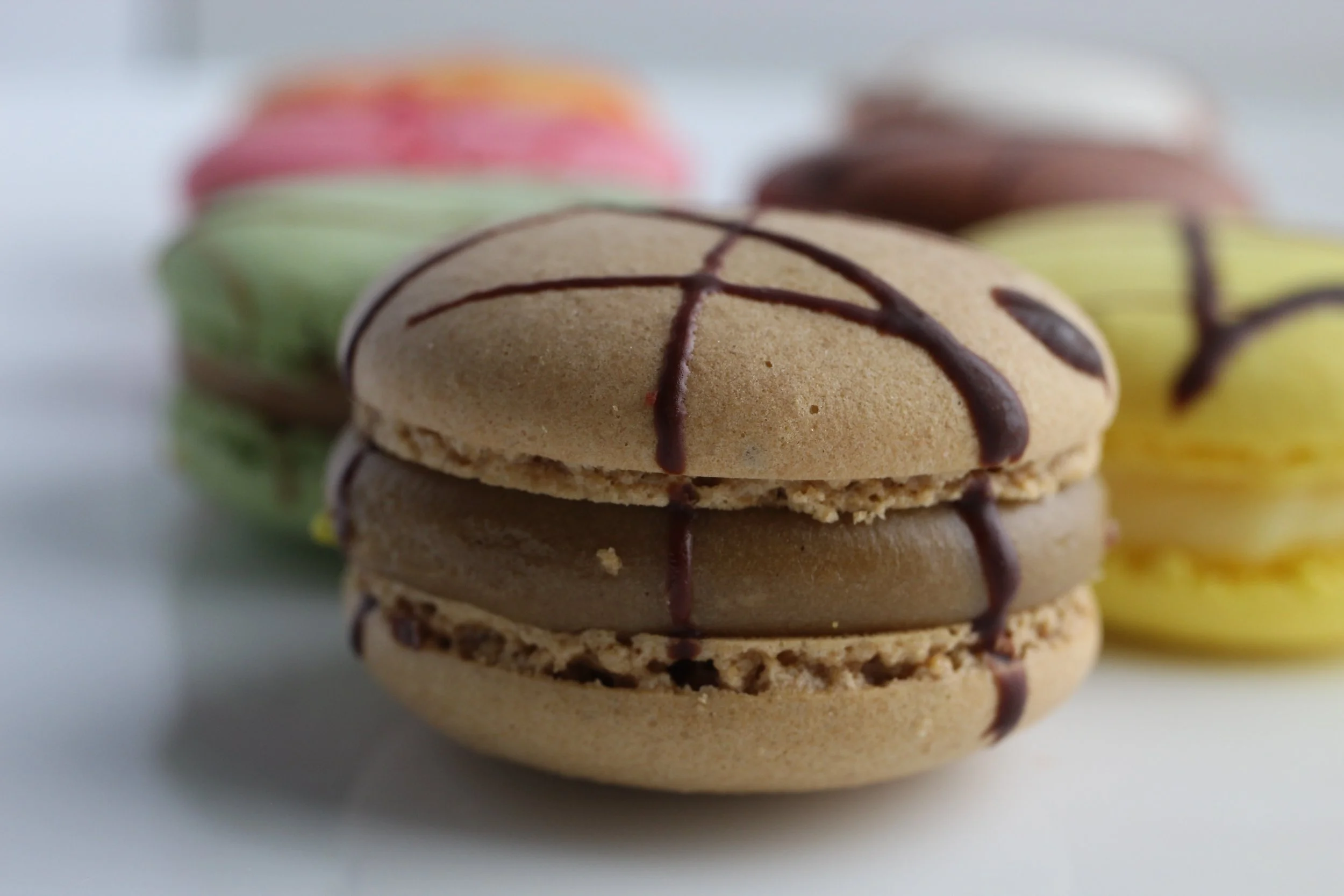 Coffee & Walnut Macarons (L) — De Baere