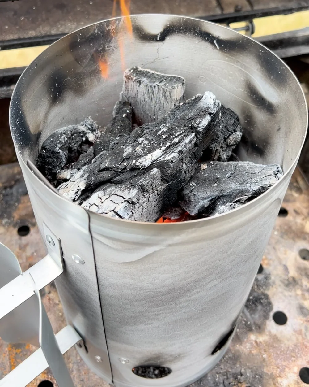 How to Light a Grill with a Charcoal Chimney — @chefmikehard Recipes!