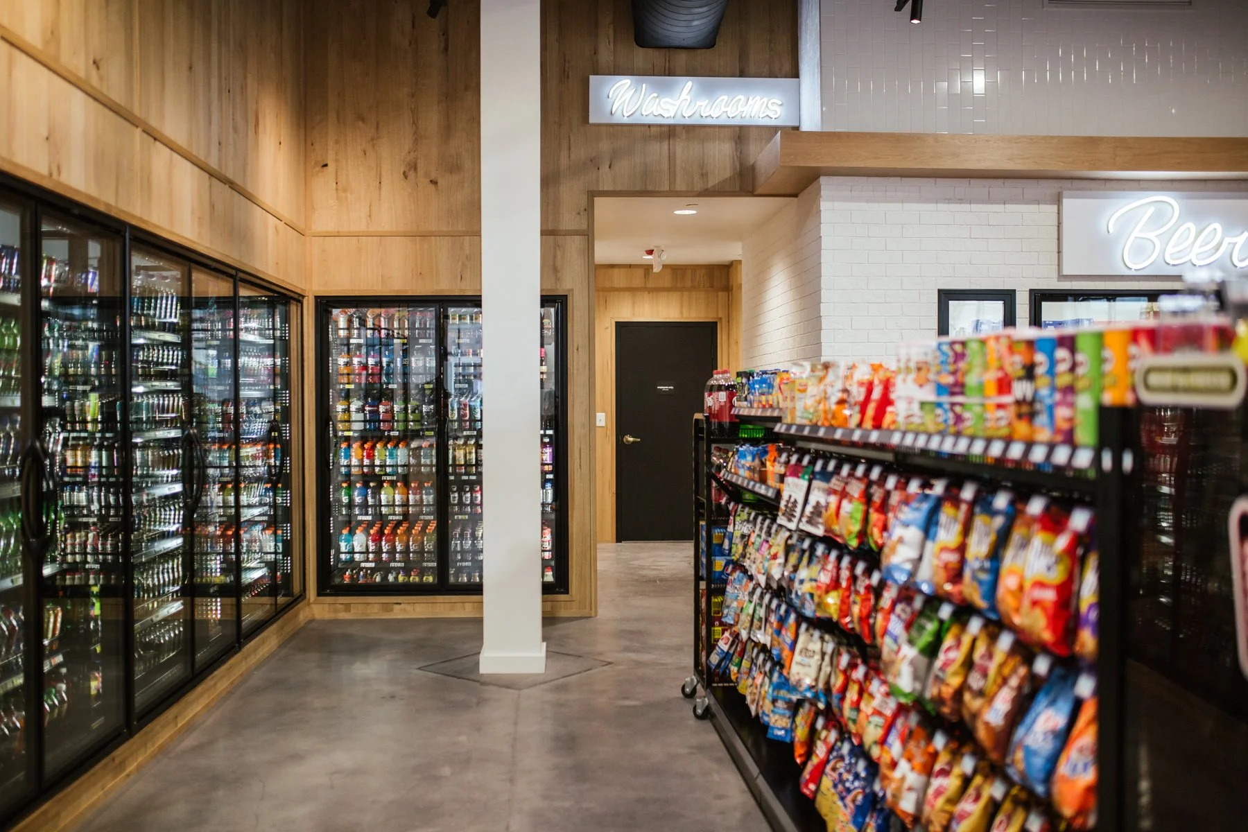 Golden Pantry Market – Modern & Functional Interior
