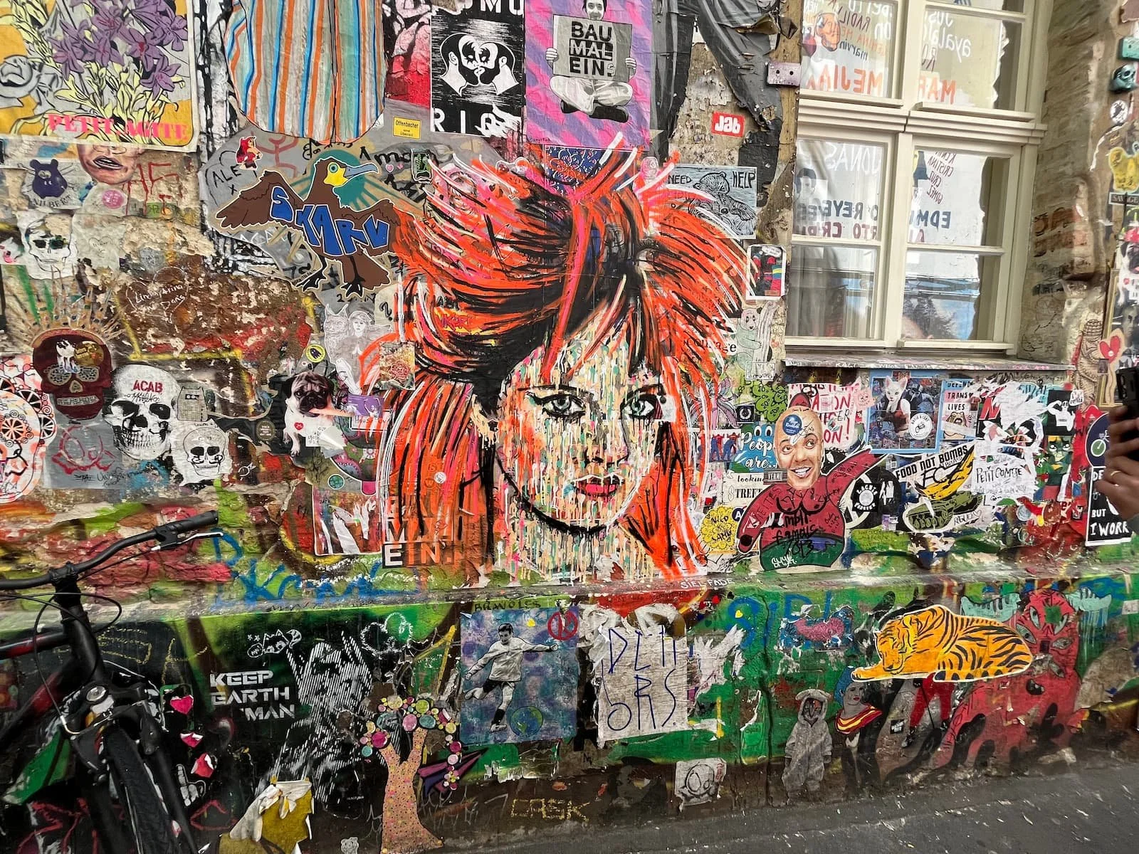 Dead Chicken Alley Berlin (2025) – Street Art, History & Travel Guide.