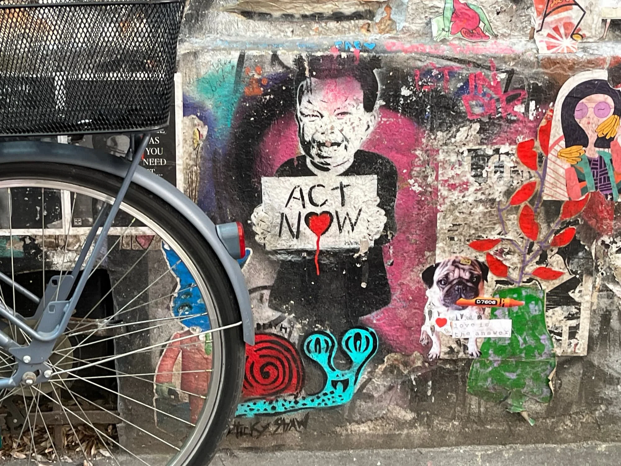 Dead Chicken Alley Berlin (2025) – Street Art, History & Travel Guide.
