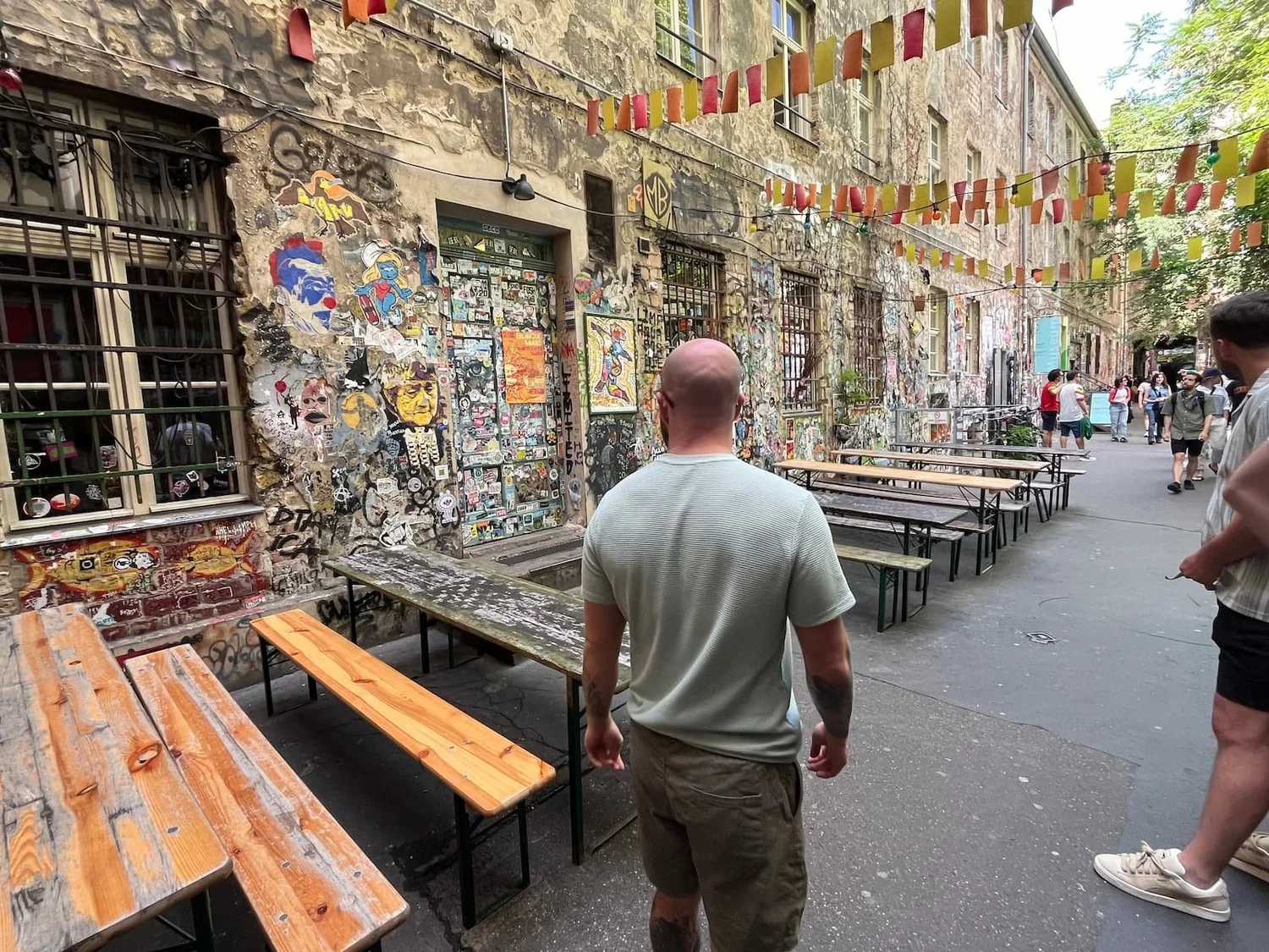 Dead Chicken Alley Berlin (2025) – Street Art, History & Travel Guide.