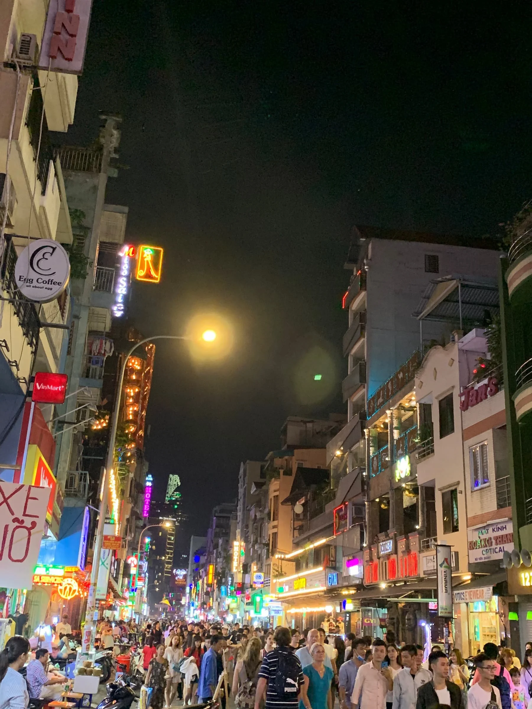 Saigon’s Bui Vien Street – Bars, Nightlife & What to Expect