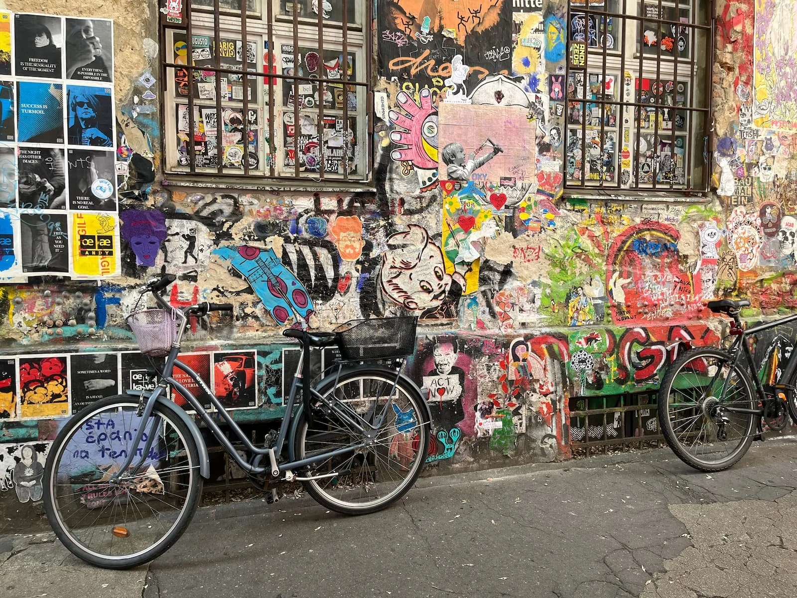 Dead Chicken Alley Berlin (2025) – Street Art, History & Travel Guide.