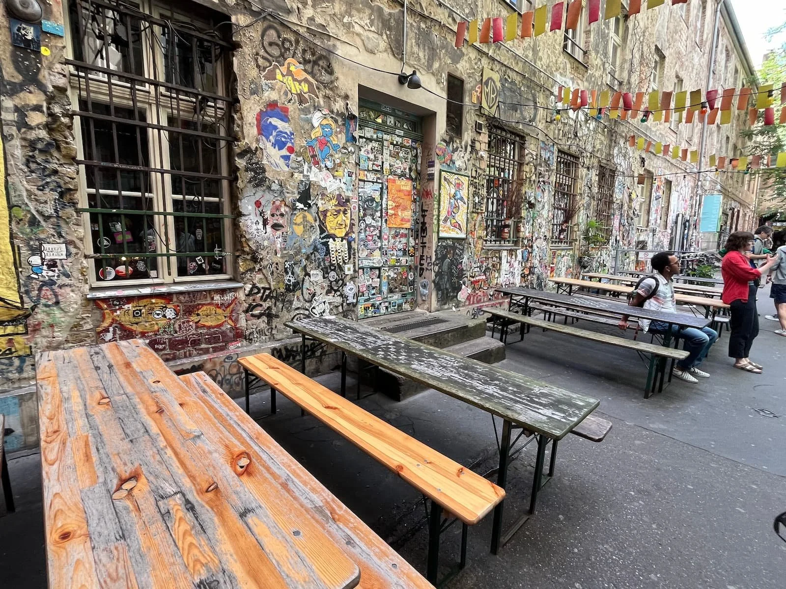 Dead Chicken Alley Berlin (2025) – Street Art, History & Travel Guide.