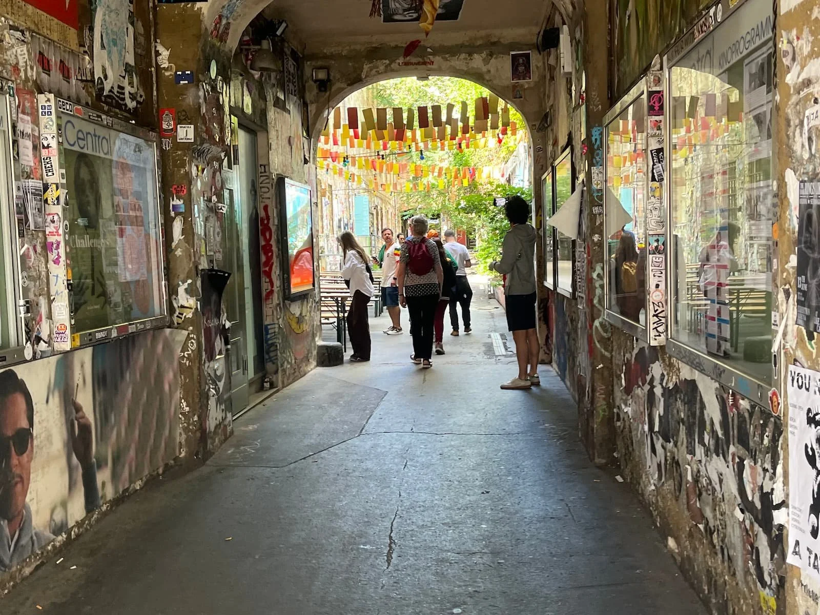 Dead Chicken Alley Berlin (2025) – Street Art, History & Travel Guide.