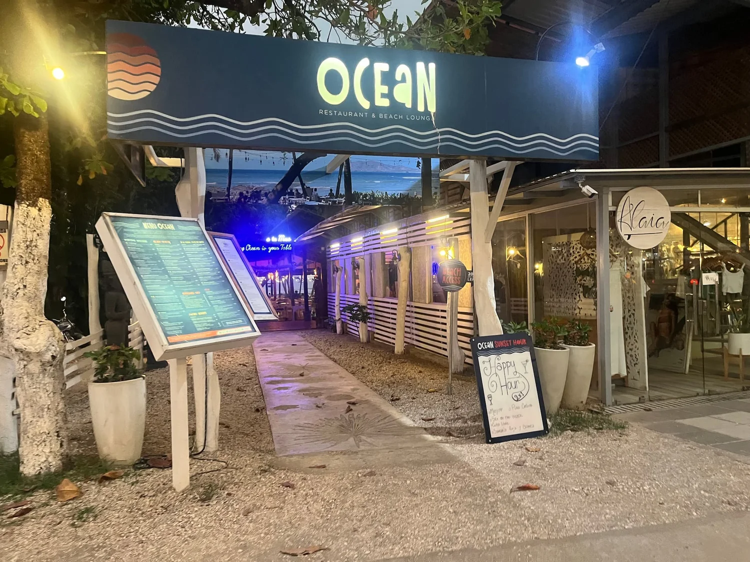Best Bars in Tamarindo, Costa Rica – Sunset Drinks & Views (2025).
