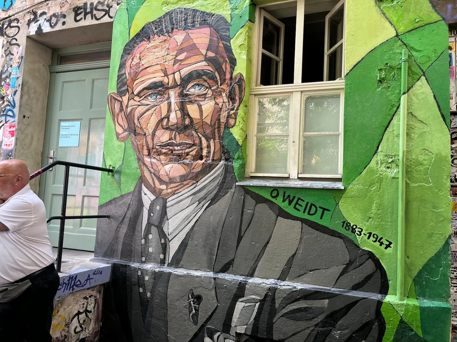 Dead Chicken Alley Berlin (2025) – Street Art, History & Travel Guide.
