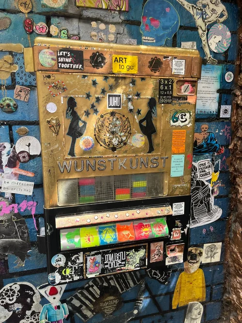 Dead Chicken Alley Berlin (2025) – Street Art, History & Travel Guide.