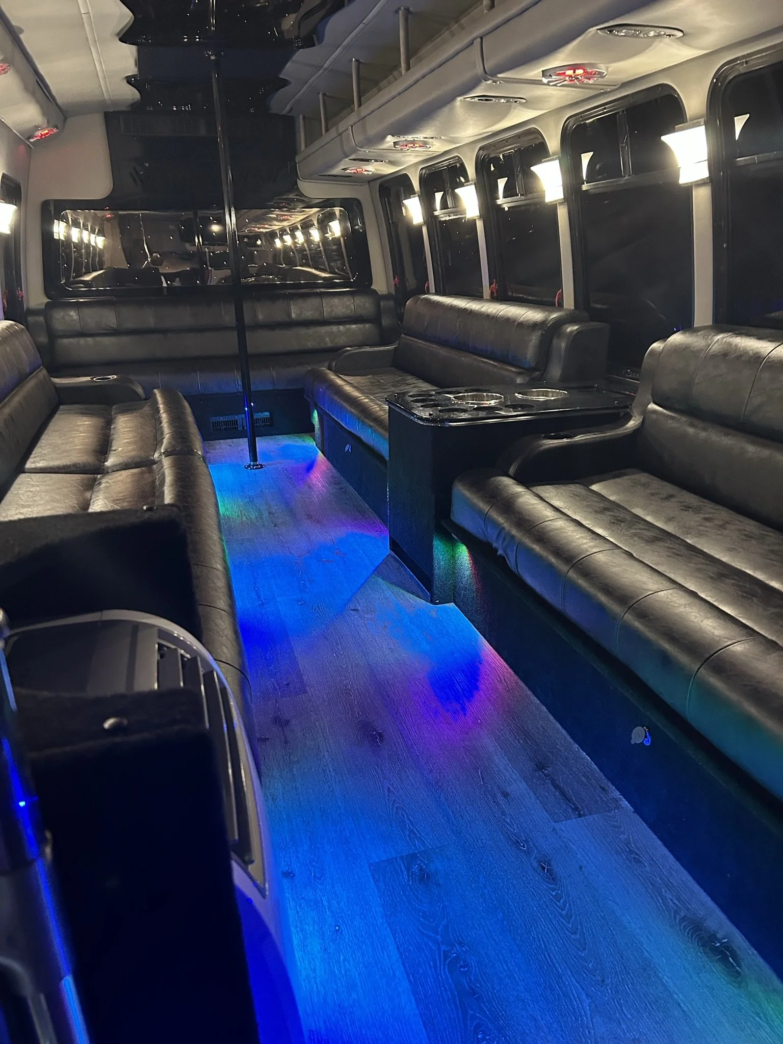 Store 2 — Luxury Mobile Experience