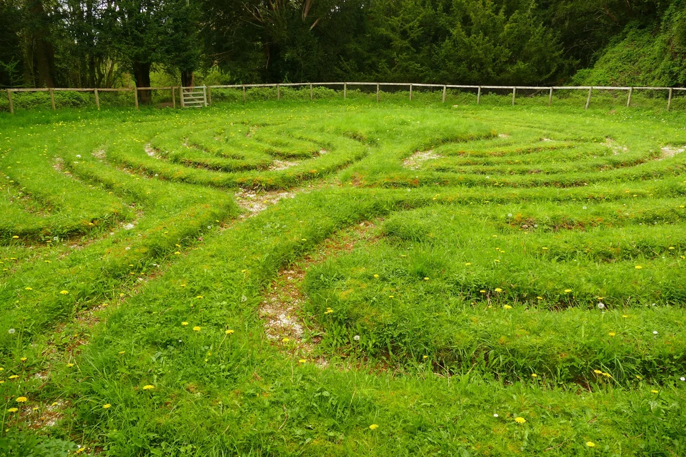 A walk from Breamore house, through Breamore Wood to Breamore mizmaze ...