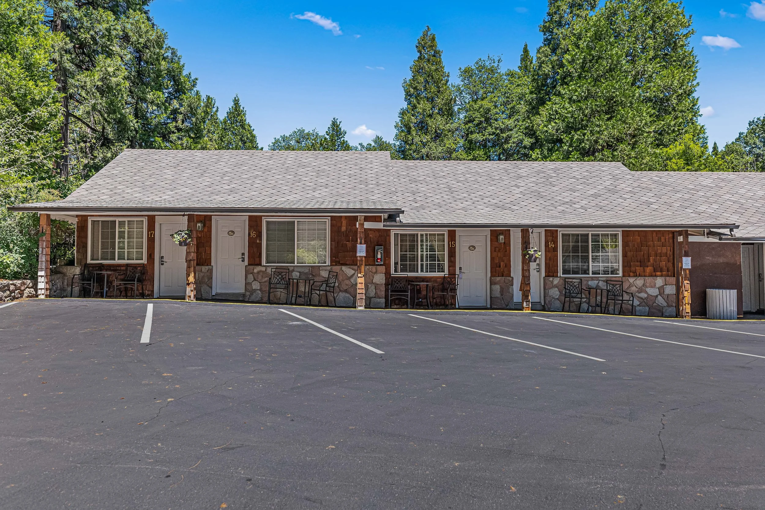 Amenities & Grounds — Strawberry Valley Inn