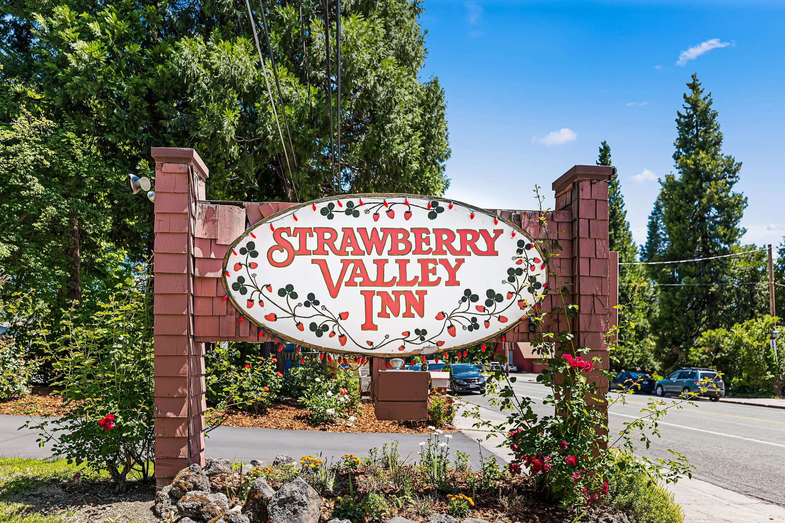 Amenities & Grounds — Strawberry Valley Inn