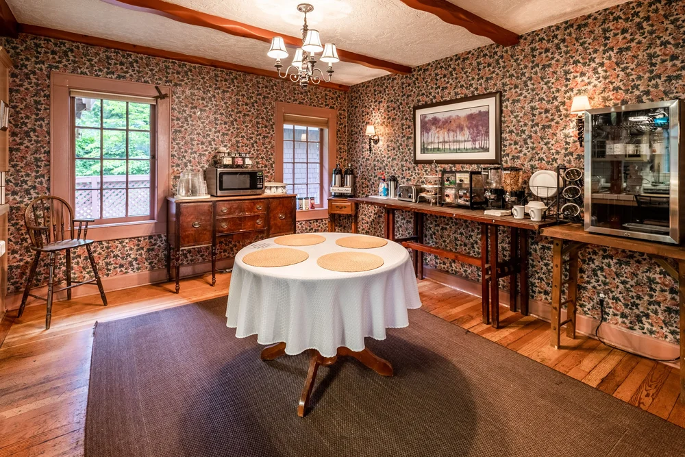 Amenities & Grounds — Strawberry Valley Inn