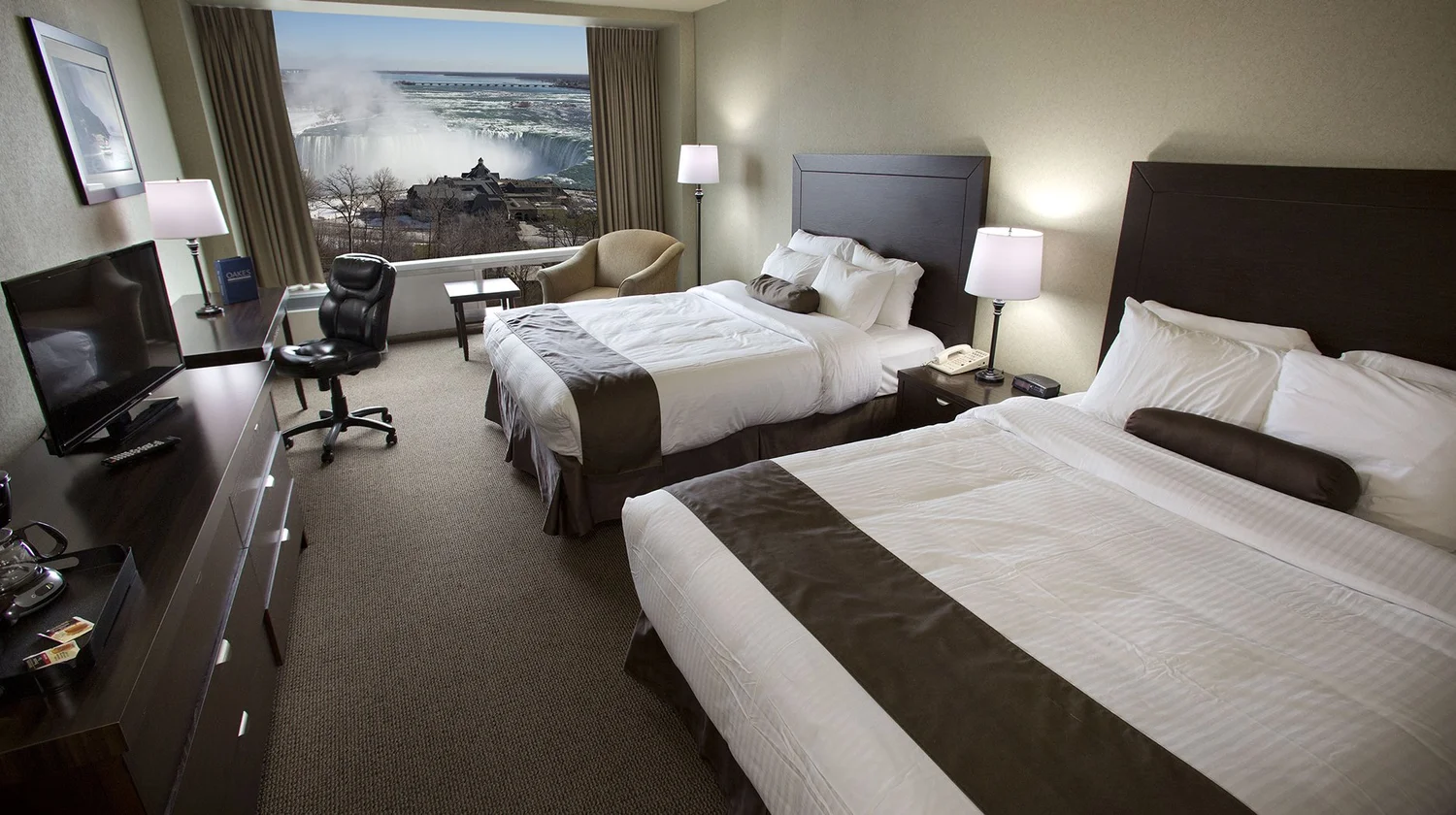 The Oakes Hotel: Overlooking the Falls