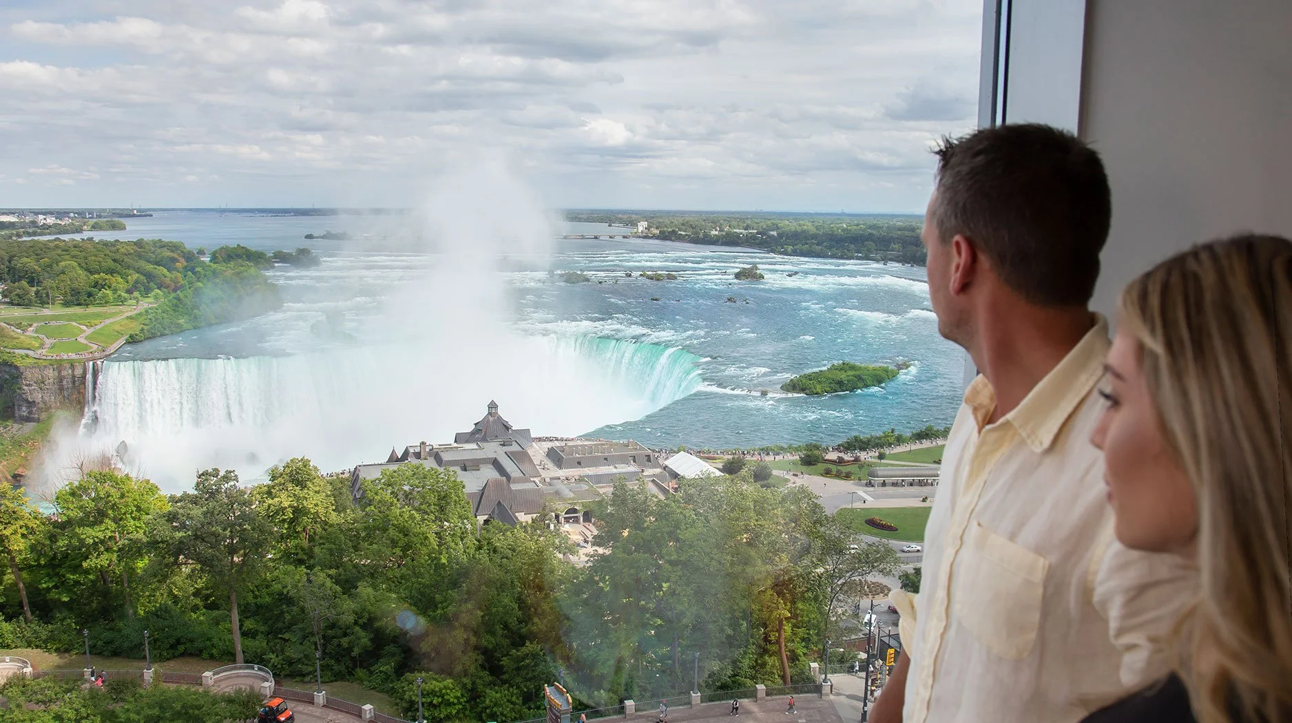 The Oakes Hotel: Overlooking the Falls
