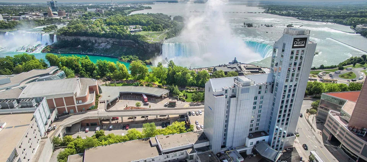The Oakes Hotel: Overlooking the Falls