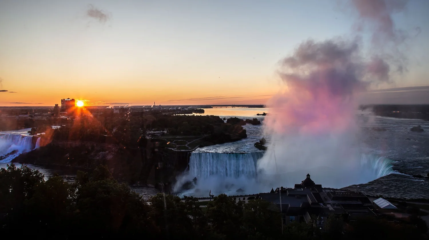 The Oakes Hotel: Overlooking the Falls