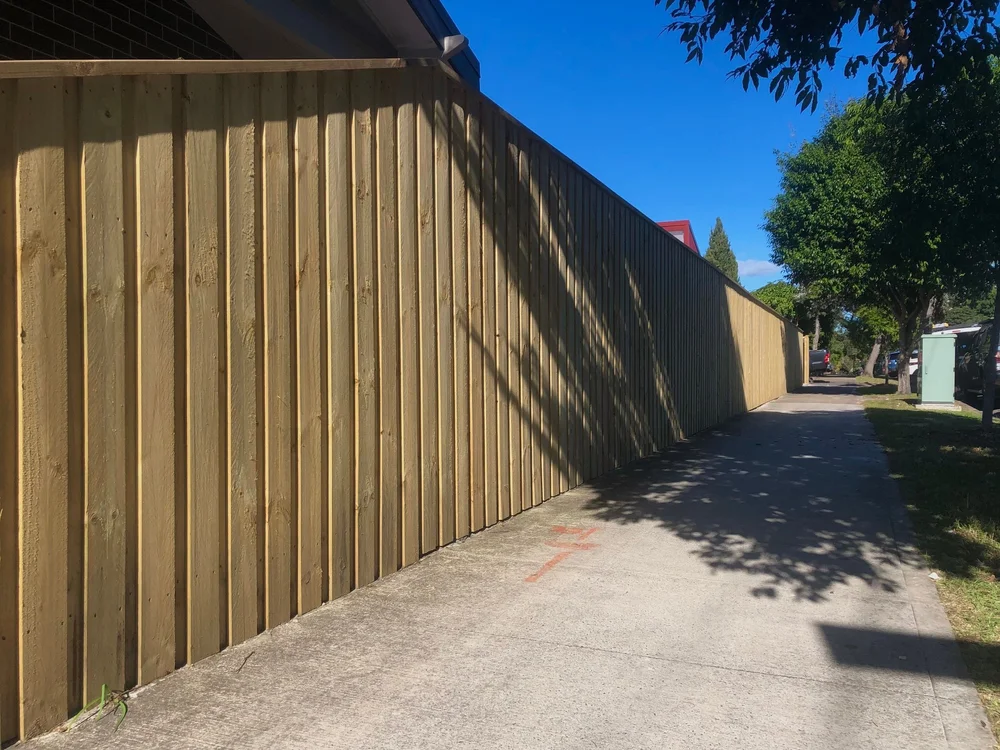 Paling fence options- in pine and hardwood- Fence Builder and Gate ...
