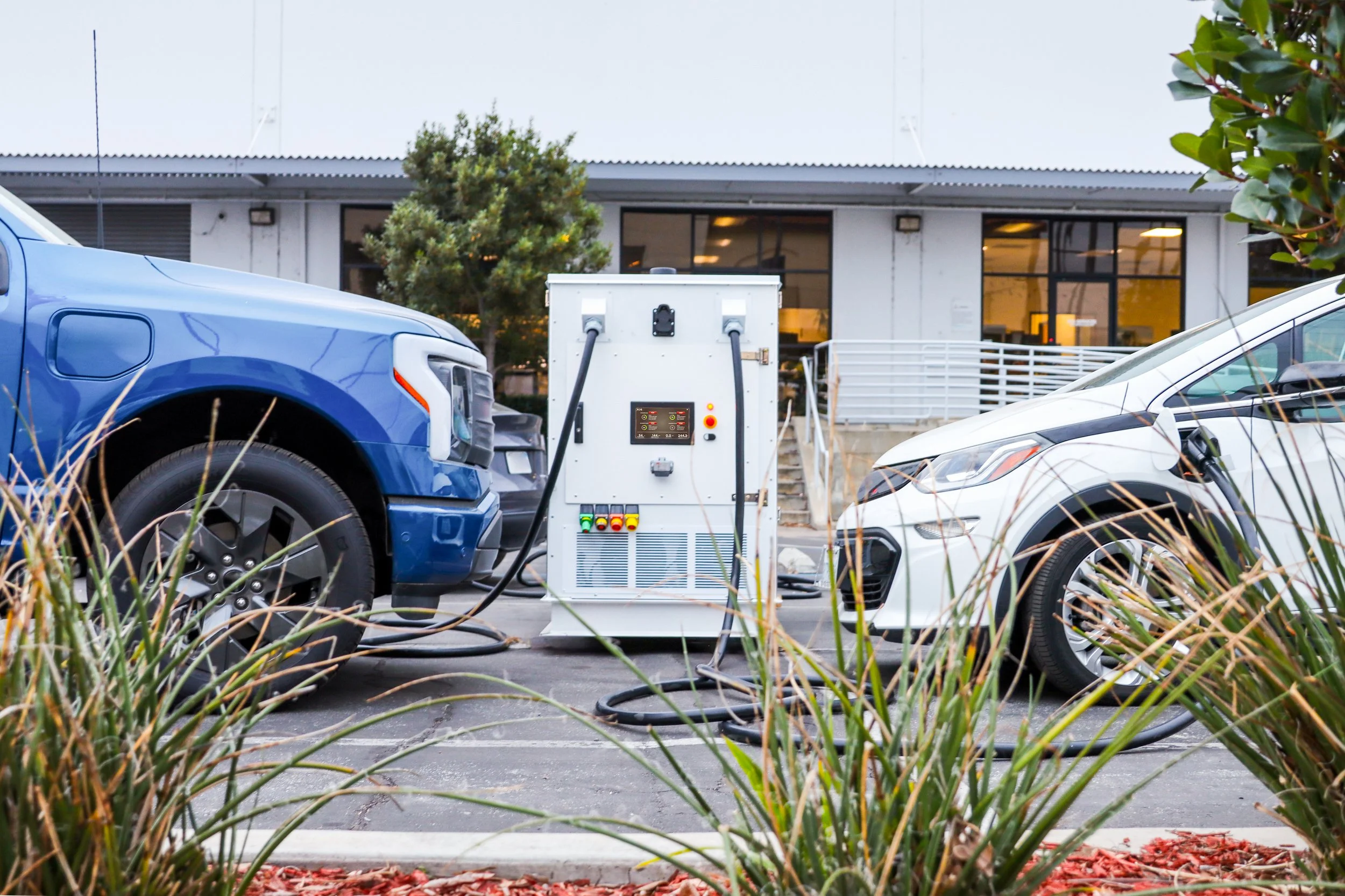 Xos | Xos Hub™ Mobile Charging Solution