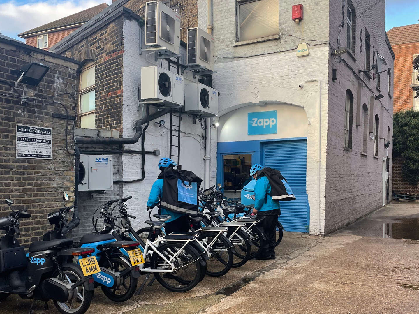 See inside a ‘dark store’ dispatching grocery orders in just 20 minutes ...