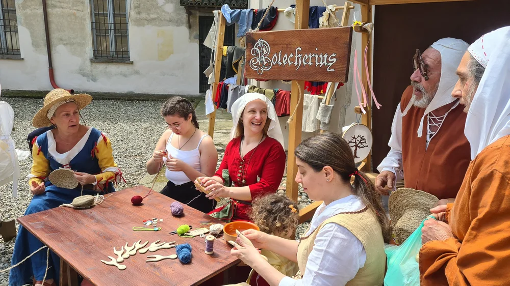 The lucet: historically accurate or reenactorism? — Living Medieval