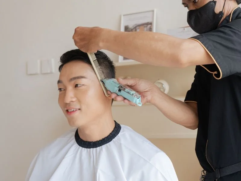 Pangkas Rambut Panggilan Terdekat, Solusi Untuk si Paling Sibuk! — HOUZCALL