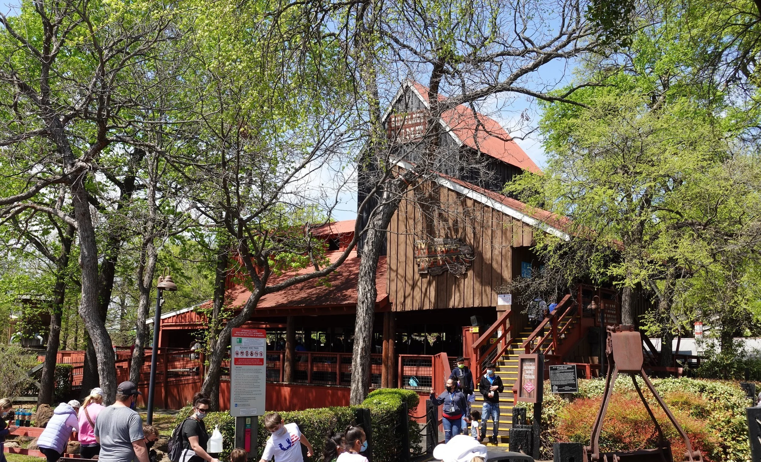 Runaway Mine Train Family Coaster | Six Flags Over Texas