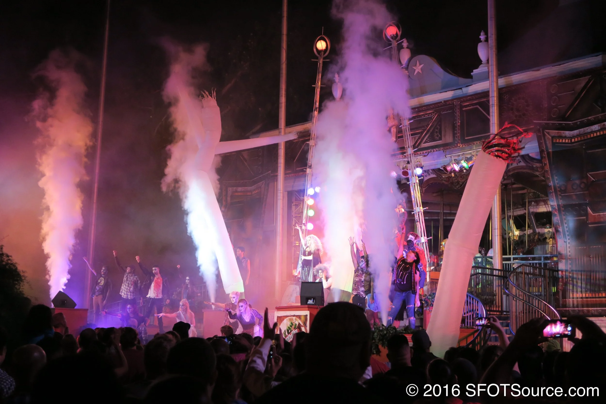 Silver Star Carousel Stage | Six Flags Over Texas — SFOT Source