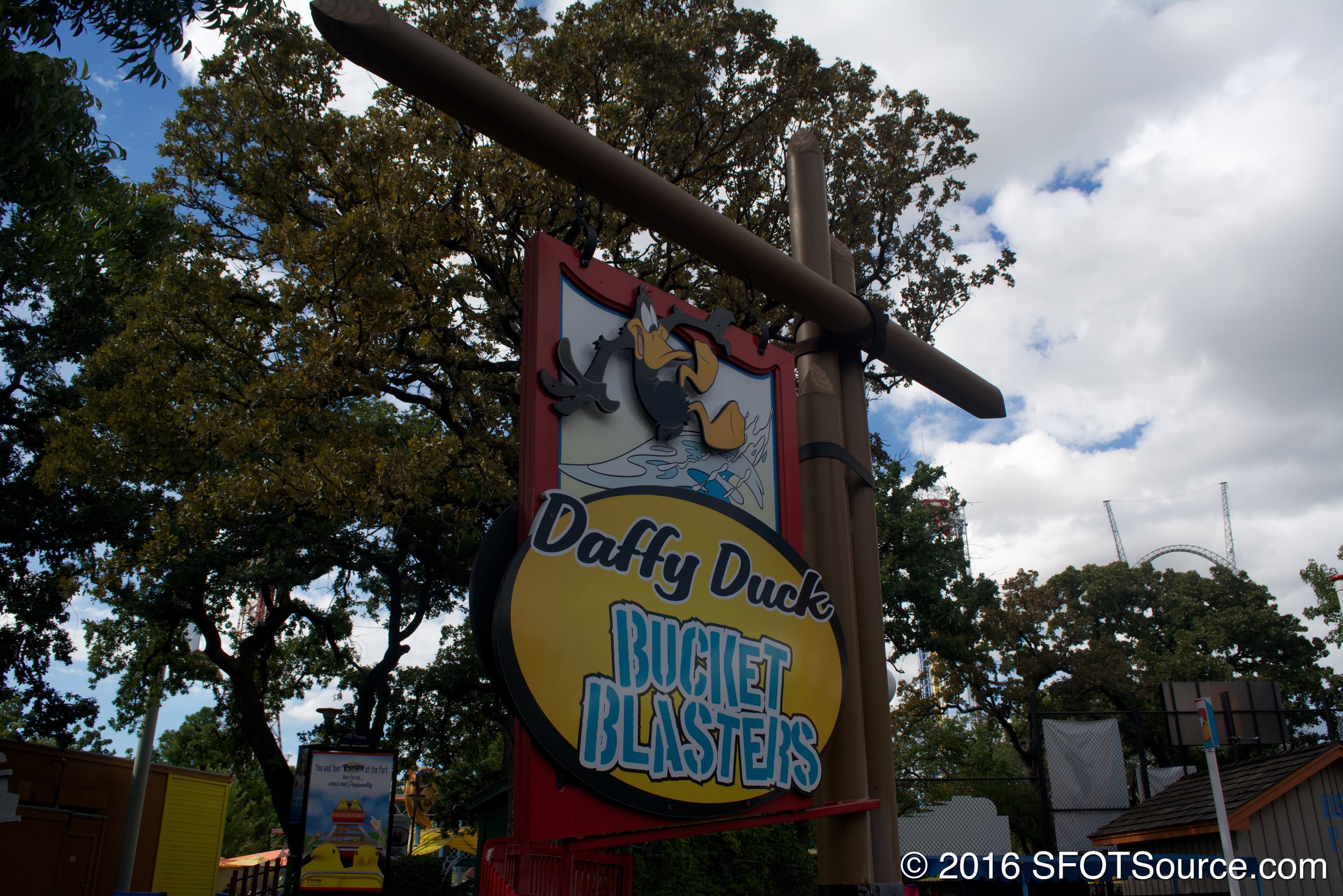 Daffy Duck Bucket Blasters Water Ride | Six Flags Over Texas