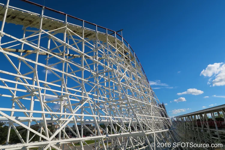 Judge Roy Scream Wooden Coaster | Six Flags Over Texas
