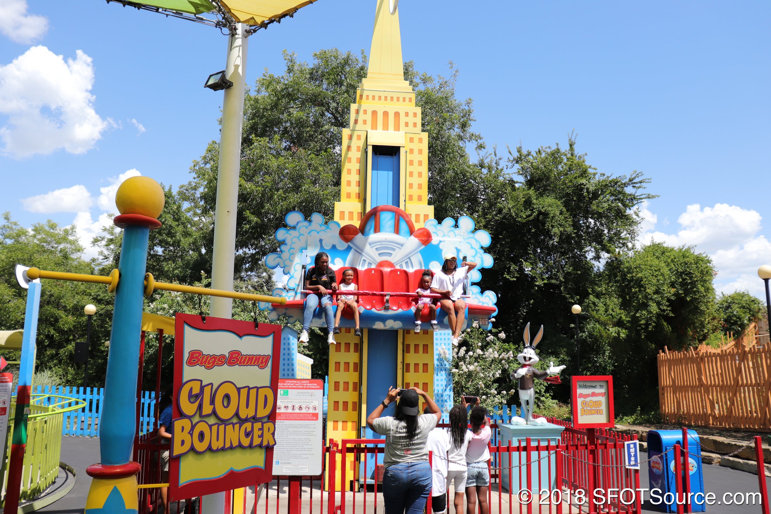 Bugs Bunny Cloud Bouncer Ride | Six Flags Over Texas