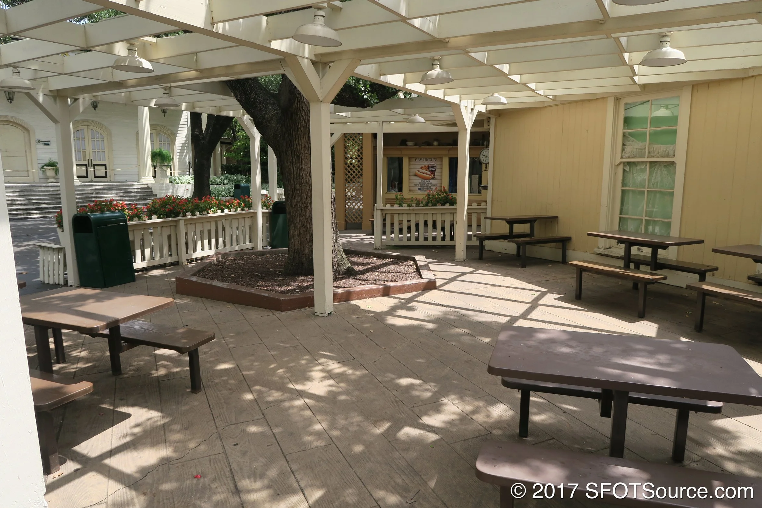 Etienne's Cafe | Six Flags Over Texas — SFOT Source