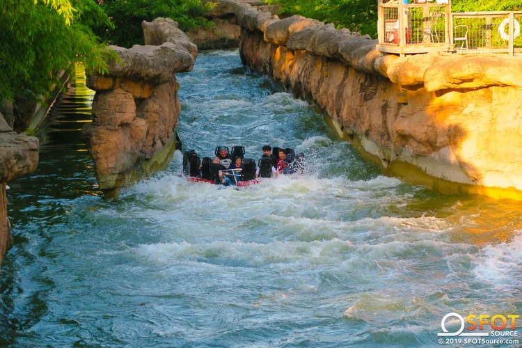 Roaring Rapids Water Ride | Six Flags Over Texas