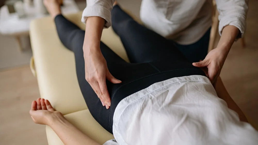 Everything You Need to Know About Snapping Hip Syndrome - Elevate ...